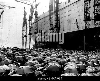 Part of the crowd at the launch of RMS Queen Mary Stock Photo - Alamy