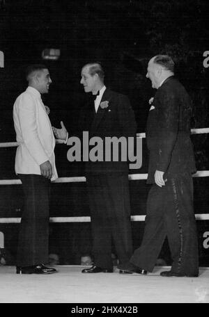Former boxing champions in a boxing ring Stock Photo - Alamy