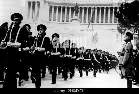 Dictator Benito Mussolini marching with Italian Artillery unit Stock ...