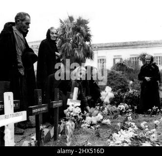 ITALY : EIGHTH ARMY - Men of the 8th Army filling water cans from the ...