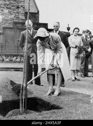 Her Majesty Queen Elizabeth II planting a tree in Canongate Kirk to ...