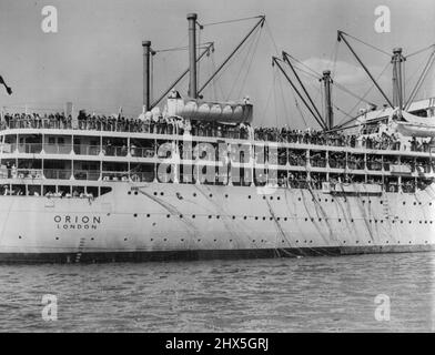 British Migrants to Australia on board ship - 1920s Stock Photo - Alamy