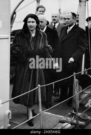 Queen Elizabeth II accompanied by Lieutenant Colonel James Gaselee ...