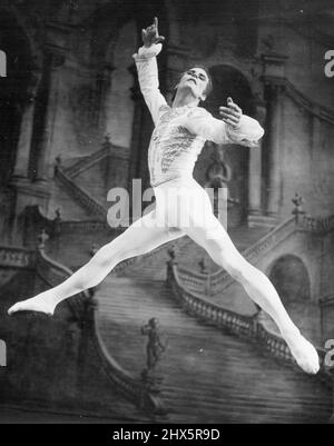 Corps de ballet performance in classic costumes at the time of curtsy ...