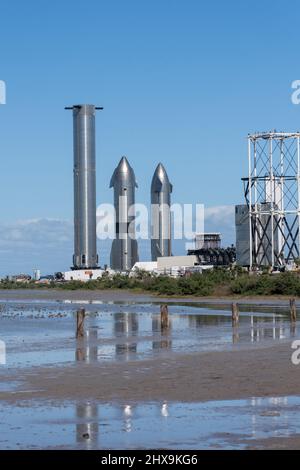 Cylindrical Super Heavy Booster rocket & Starship prototypes SN 16 & SN ...