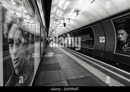 Stockwell London Underground station, Northern line platform 2 Stock ...