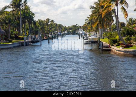Canals with boats and houses in Florida Stock Photo - Alamy