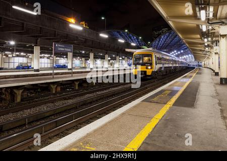 A southeastern class 465 at London Victoria station Stock Photo - Alamy