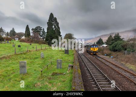 A Class 73 locomotive shunting the carriages from the Caledonian ...