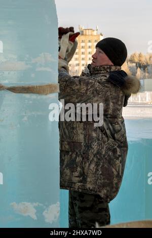 Slinger with rope slings loading ice panels Stock Photo - Alamy