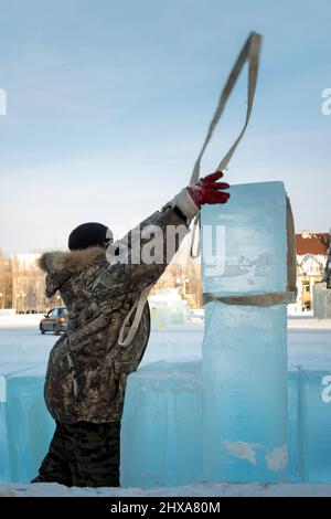 Slinger with rope slings loading ice panels Stock Photo - Alamy