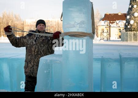 Slinger with rope slings loading ice panels Stock Photo - Alamy