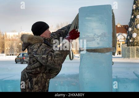 Slinger with rope slings loading ice panels Stock Photo - Alamy