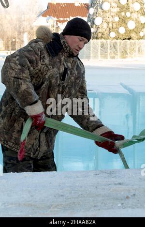 Slinger with rope slings loading ice panels Stock Photo - Alamy