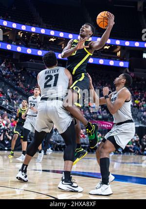 Oregon forward Eric Williams Jr. (50) during the first half of an NCAA ...