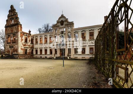Europe, Poland, Lower Silesia, Zmigrod, palace and park Stock Photo - Alamy