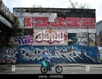 Graffiti on a wall in Braithwaite Street, Shoreditch, Tower Hamlets ...