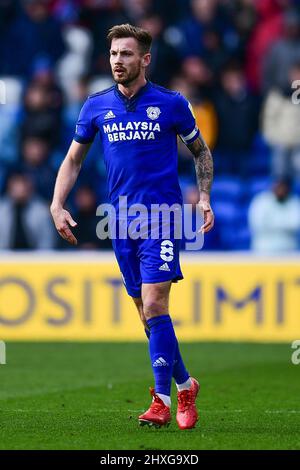 Joe Ralls #8 of Cardiff City shoots at goal Stock Photo - Alamy