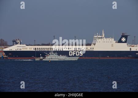 Border Force patrol vessel HMC Vigilant passing through Harwich Haven ...