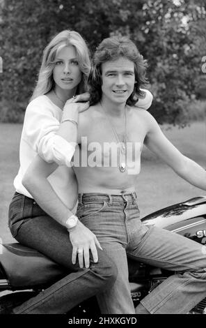 Barry Sheene with his girl friend Stephanie McLean. August 1977 Stock ...