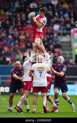 Archie White of Harlequins Rugby, wins the line out ball Stock Photo ...