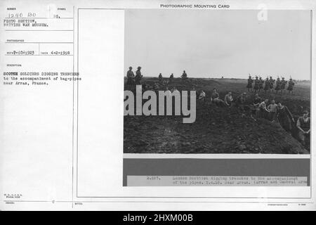 British soldiers digging a trench, WW1 Stock Photo - Alamy