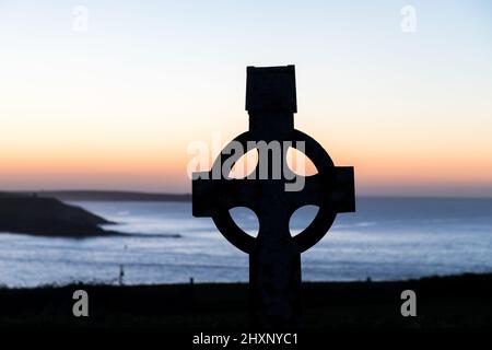 Cross in graveyard overlooking graveyard Stock Photo - Alamy