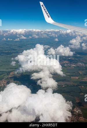 Ryanair wing tip of aeroplane in flight Stock Photo - Alamy