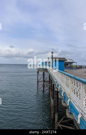 Llandudno pier looking out to sea Stock Photo - Alamy