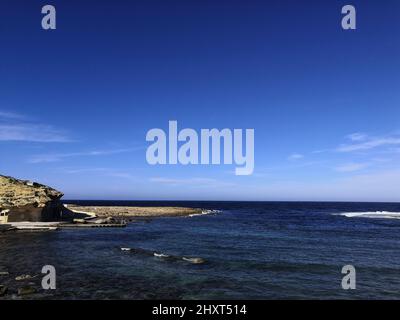 A mesmerizing view of a beautiful seascape at scenic sunset Stock Photo ...