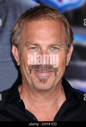Kevin Costner attending the premiere of 'Draft Day' Stock Photo - Alamy