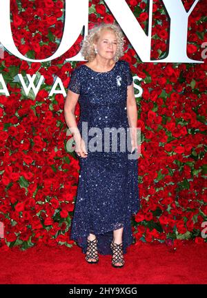 Carole King arrives at the Tony Awards at the Beacon Theatre on Sunday ...