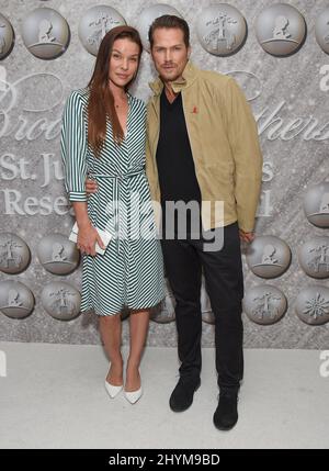 Jason Lewis and Liz Godwin arriving to the €˜Harriet Los Angeles ...