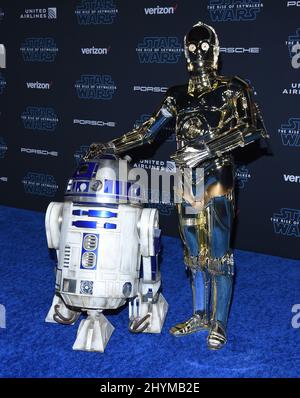R2D2 and CP30 attending the World Premiere of Star Wars: The Rise of ...