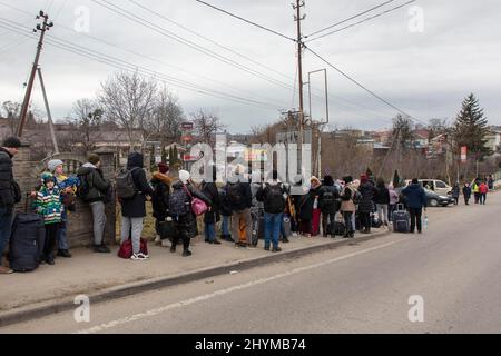 Ukrainian refugees at the border, Mostyska, Ukraine Stock Photo - Alamy