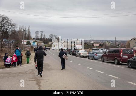Ukrainian refugees at the border, Mostyska, Ukraine Stock Photo - Alamy