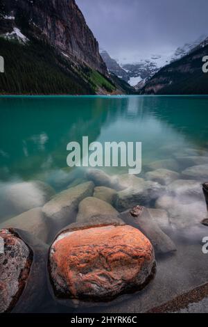 Of a small lake at the foot of a large snow-covered mountain Stock ...
