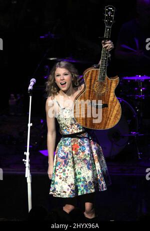 Taylor Swift has a 13 Hour Meet & Greet with fans at The Bridgestone ...
