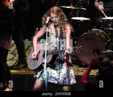 Taylor Swift has a 13 Hour Meet & Greet with fans at The Bridgestone ...