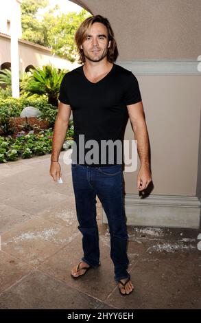 Dustin Clare at the 2011 TCA Winter Press Tour - Day 3 - Arrivals, held ...