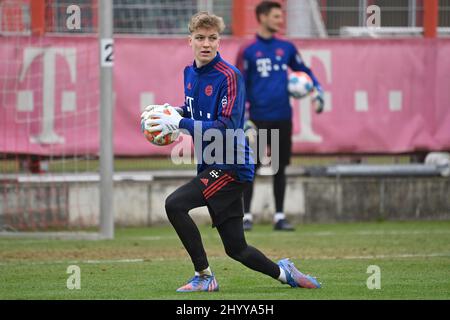 Munich, Deutschland. 15th Mar, 2022. v.re:Leon GORETZKA (FC Bayern ...
