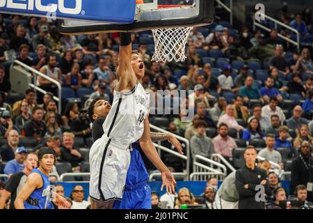 Brooklyn Nets forward Kessler Edwards (14) and Washington Wizards ...