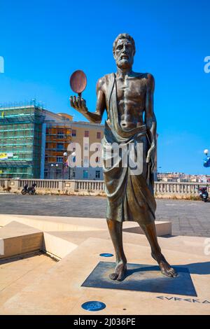 Archimedes statue, Siracusa, Sicily, Italy Stock Photo - Alamy