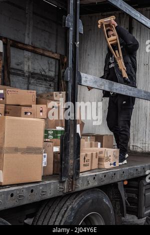 HUMANITARIAN AID FROM ITALY - NOWA GROBLA, POLAND/UKRAINE BORDER ...
