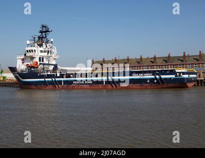 Highland Knight offshore supply tug ship, River Yare quayside, Great ...