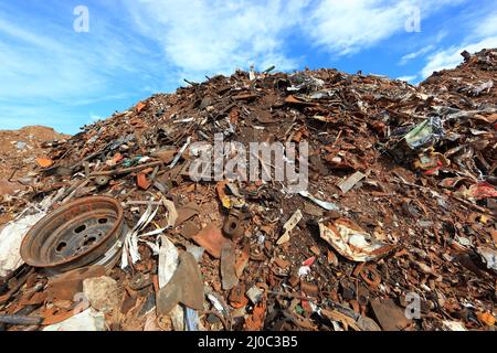 verrostetes Altmetall auf einem Recyclinghof / rusted scrap metal at a ...