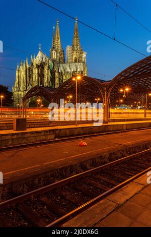 Cologne train station with Cologne Cathedral in the background Stock ...