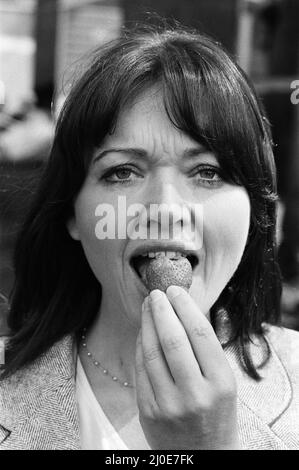 Newsreader Anna Ford at the Chelsea Flower Show. her. 21st May 1979 ...
