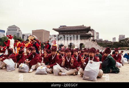 Actors dressed as guards and court officials prepare for their ...