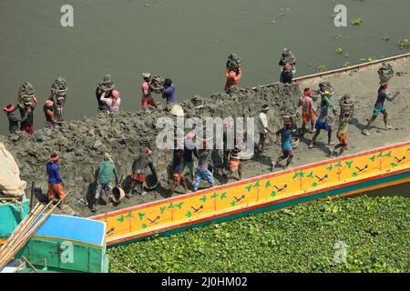 Dhaka, Bangladesh. 16th Mar, 2022. A labourer rests on the banks of the ...
